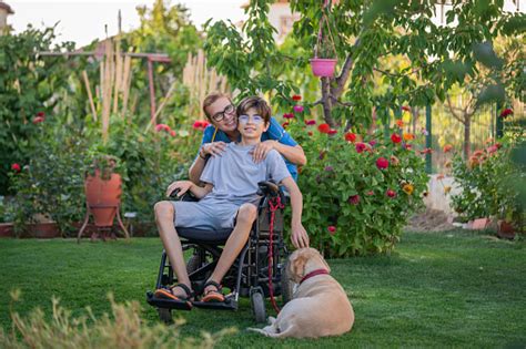 밖에서 휠체어를 타고 아이와 함께 웃고 있는 여성 간호사 휠체어에 대한 스톡 사진 및 기타 이미지 휠체어 병원 장애 Istock