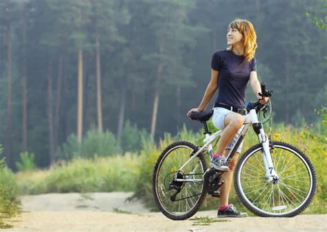 Дівчина на велосипеді: картинки, стокові Дівчина на велосипеді ...