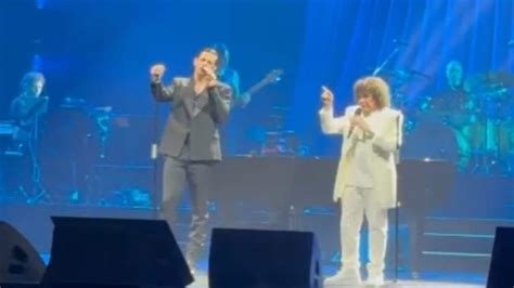 Achille Lauro A Sorpresa Sul Palco Di Riccardo Cocciante A Milano Cantano Assieme A Mano A Mano