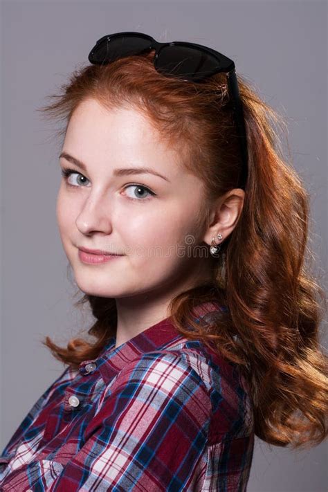 Retrato De Una Muchacha Pelirroja Joven Hermosa Sonriente En Sunglas