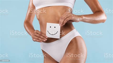 자기 사랑 웃는 얼굴로 종이 스티커 메모를 들고 있는 여성 가냘픈에 대한 스톡 사진 및 기타 이미지 가냘픈 건강관리와 의술
