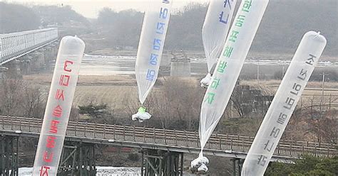 탈북자단체 김정일 사망에 대북전단 살포