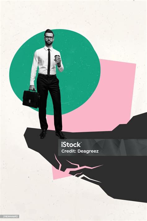 진지한 사업가 서류 가방 커피 캡 테이크 아웃 음료 스탠드 언덕 페인트 배경에 고립 된 수직 사진 콜라주 25 29세에 대한 스톡 사진 및 기타 이미지 Istock