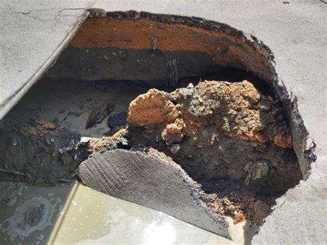 桃園大園道路突傳坍塌 驚見深度8公尺巨型天坑 社會 Ctwant