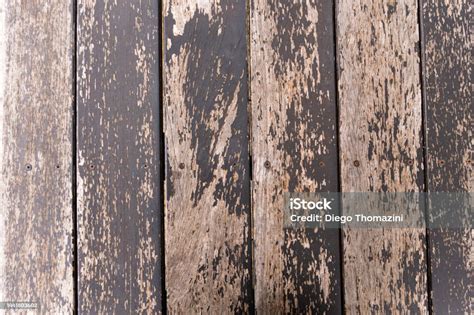 약간의 불완전함과 그루브가있는 나무 질감 소박한 나무 보드 일부는 위에 떠납니다 위쪽 보기 0명에 대한 스톡 사진 및 기타 이미지 Istock