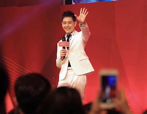 林志穎車禍後正式復工 化身帥氣白馬王子獻Sing 12 54 20230213 SHOWBIZ 明報 Our Lifestyle