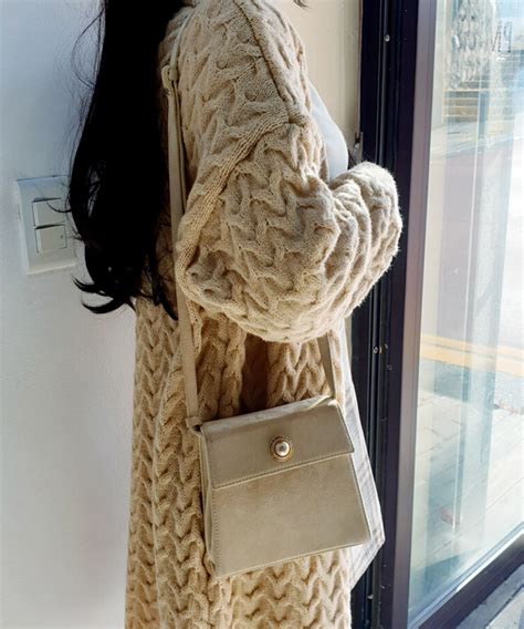 인생핏 키작녀 봄 데이트꽈베기 니트 가디건 니트롱 가디건 키작녀니트코트 미니스커트코디 에이블리