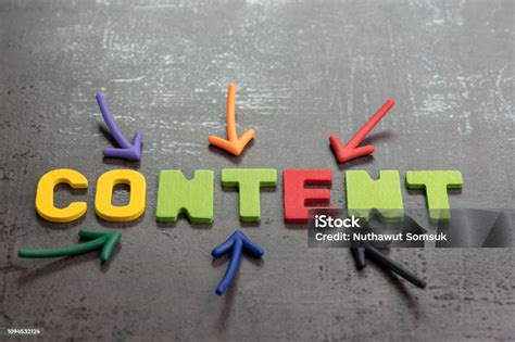 광고와 커뮤니케이션 개념 다채로운 화살표 검은 시멘트 벽 콘텐츠를 사용 하 여 웹사이트와 소셜 미디어의 창의력에 단어 중심에서 콘텐츠를 가리키는 콘텐츠 중요 한 가리키기에