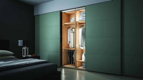 נובה בחדר הארונות נובה