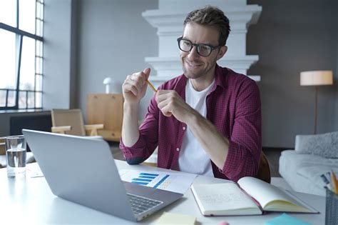 동료들과 즐거운 온라인 대화를 나누는 안경에 있는 독일의 젊은 남성 기업가 전자 학습에 대한 스톡 사진 및 기타 이미지 전자 학습 성인 남자 Istock