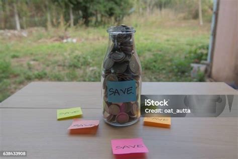 Tulisan Simpan Di Koran Koin Dalam Botol Kaca Foto Stok Unduh Gambar