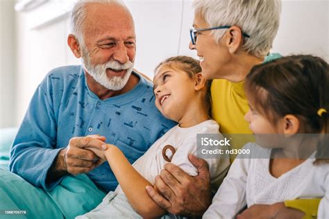병원 병동에서 의학적 수술 후 그를 지원하는 할아버지를 껴안고 돌보는 손녀 노인에 대한 스톡 사진 및 기타 이미지 노인