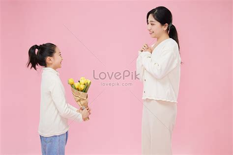 Mothers Day Daughter Nagbibigay Ng Bulaklak Kay Nanay Larawannumero Ng