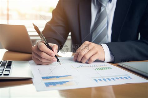 看表格的商务男性高清图片下载 正版图片600201204 摄图网 看表格的商务男性高清图片下载 正版图片600201204 摄图网