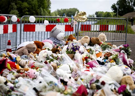 Zon 1000 Mensen Bij Emotionele Herdenkingstocht Jeffrey En Emma In