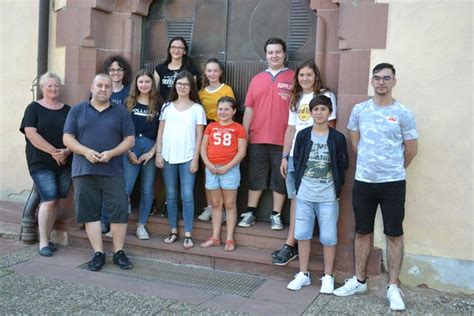 Firmlinge Der Pfarreiengemeinschaft Am Engelberg Kirchenpfleger Markus Grosch Führt Firmlinge