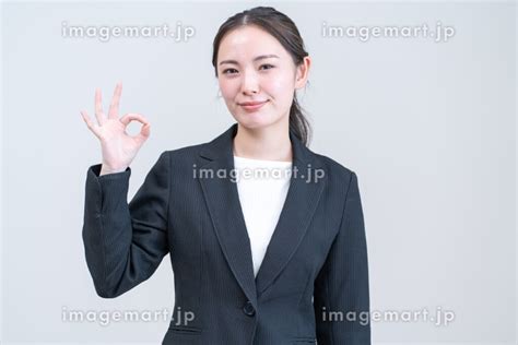 スーツを着た若い日本人女性 （人物）の写真素材 207652275 イメージマート