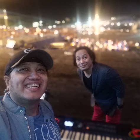 Tinggal Kenangan Ini 7 Foto Gatot Kies Manggung Bareng Band Ungu