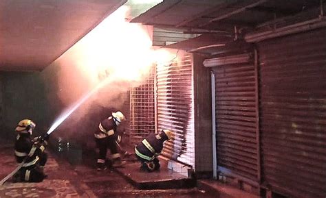 SE INCENDIAN SEIS PUESTOS SEMIFIJOS En el callejón de la Hoz y