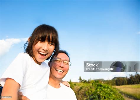 Padre Con Hija Teniendo Selfie En El Parque Foto De Stock Y Más Banco