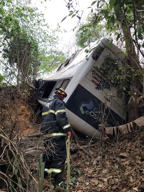 Ônibus Cai Em Ribanceira Durante Acidente Grave Na Br 381 Em Periquito