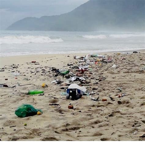 Praias ficam repletas de lixo após virada CicloVivo