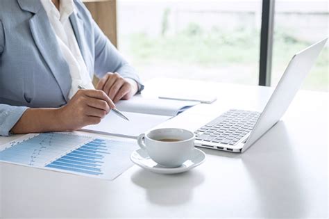 비즈니스 우먼 회계사 금융 실무 감사 및 비용 재무 연례 보고서 대차대조표 명세서 계산 재무 확인 문서 수행 및 보고서 보고서에 메모 작성 경제에 대한 스톡 사진 및 기타