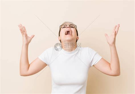 身穿白衬衫的年轻自然女青年向天空尖叫高清图片下载 正版图片506094216 摄图网