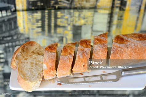 백자 보드에 Ciabatta 또는 프렌치 로프 롤빵 옆에 칼 금속 유리 부스러기 텍스트 아침 식사 음식 패스트리 베이커리 맛있는