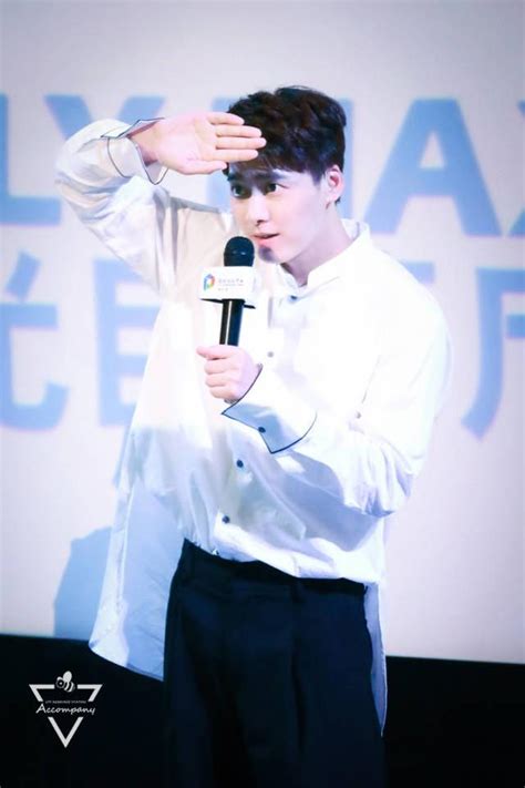 李易峰代表《心理罪》深圳路演，電影院現場捏了女孩子的臉蛋 每日頭條