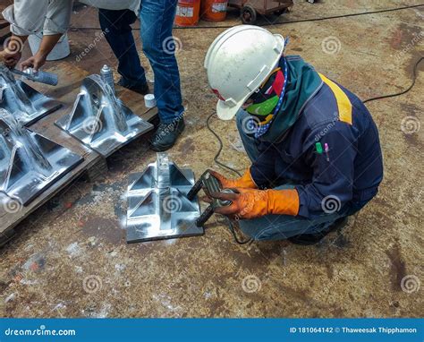 checking defect in welded with process magnetic particle testingmt