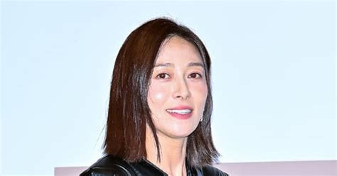 사진 장영남단아한 미소 날리며 입장