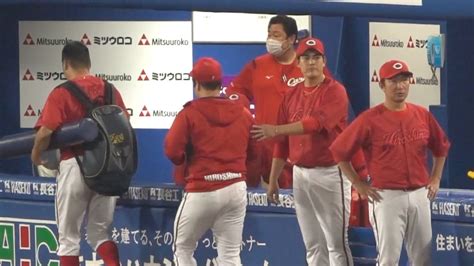 登板のなかった矢崎も中崎も、九里に声をかける。試合終了後の広島カープナイン 2023年5月17日菊池 涼介 野間 峻祥 秋山 翔吾