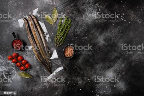 검은 색 어두운 돌 테이블 배경에 튀긴 강 램프 리 진공 팩 상단 보기 플랫 레이 텍스트 복사 공간 물고기에 대한 스톡 사진 및