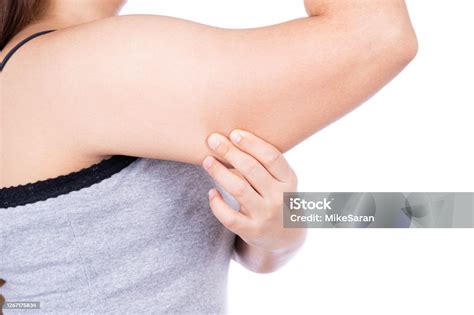 흰색 배경 위에 고립 된 과도한 지방 팔을 들고 있는 여성 여자 꼬집기 팔 지방 연약한 피부 체중 감량 날씬한 몸 건강한 라이프 스타일 컨셉 꼬집기에 대한 스톡 사진 및