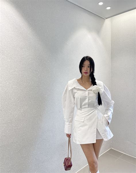 유유존 Uuz♥ne 작년에 큰 사랑을 받았던 디자인의 원피스♥ 오프숄더와 쉬폰 소매로 여리여리한 여성스러운 매력에 셔링