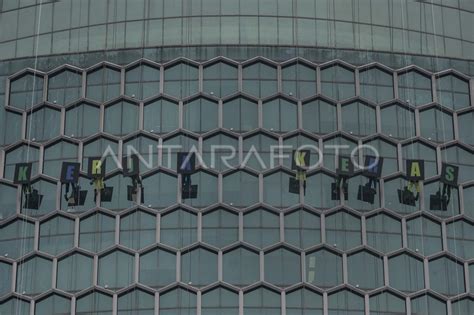 Aksi Pekerja Rope Access Peduli Pekerja Indonesia Antara Foto