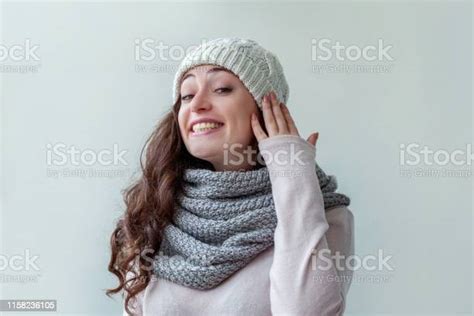 흰색 배경에 고립 된 따뜻한 옷 모자와 스카프를 입고 웃는 소녀 개념에 대한 스톡 사진 및 기타 이미지 개념 건강한 생활