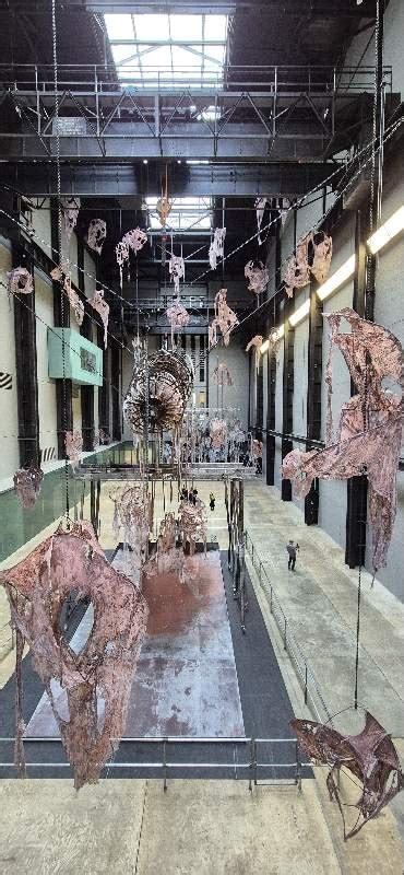 너덜너덜 기괴한데 아름답다…런던에 펼쳐진 ‘이미래 월드