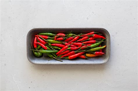 흰색과 밝은 회색 현대 배경 또는 흰색 테이블에 빨간색 뜨거운 칠리 고추 붉은 고추 고추의 많은 녹색 뜨거운 칠리 페 퍼