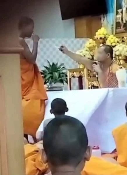 คลิป วิจารณ์สนั่น พระให้เณรเคี้ยวบุหรี่สั่งสอนที่แอบสูบในห้องน้ำ
