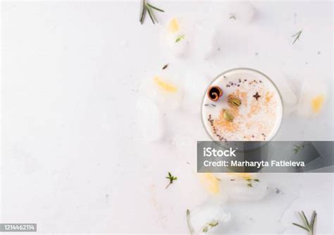 Lassi 인도 전통 우유 음료 복사 공간을위한 장소와 흰색 배경에 발효 음료 건강한 식생활에 대한 스톡 사진 및 기타 이미지 건강한 식생활 계피 달콤한 음식