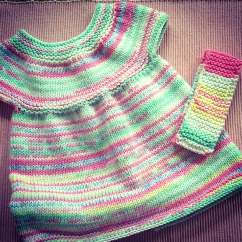 Petite robe bébé au tricot très facile Mouton rose