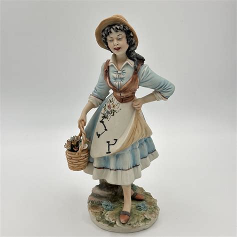 Статуэтка Девушка с корзиной цветов фарфор роспись Европа 2000 2010 гг стоимостью 10100 руб