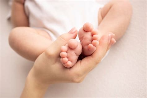 Los Pies De Los Niños En Manos De Los Padres Madre Padre Pies De Un