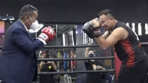 Foto Tantang Rocky Gerung Duel Tinju Begini Kemampuan Hotman Paris Saat Hadapi Gladitor