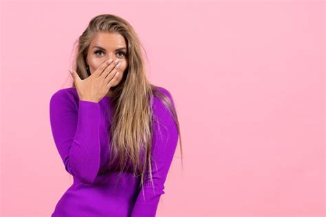 Vue De Face Dune Jeune Femme Posant Dans Une Belle Robe Violette Sur