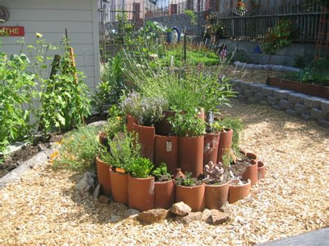Aménagement jardin créez votre spirale d herbes aromatiques