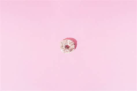 분홍색 파스텔 배경에 다채로운 부스러기가있는 다양한 색상의 흰색 유약이있는 작은 도넛 최소한의 디자인과 패턴 가공육에 대한 스톡 사진 및 기타 이미지 Istock