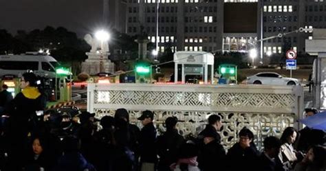 [속보] 비상계엄 선포에…국회 출입문 폐쇄 의원 출입도 막혀